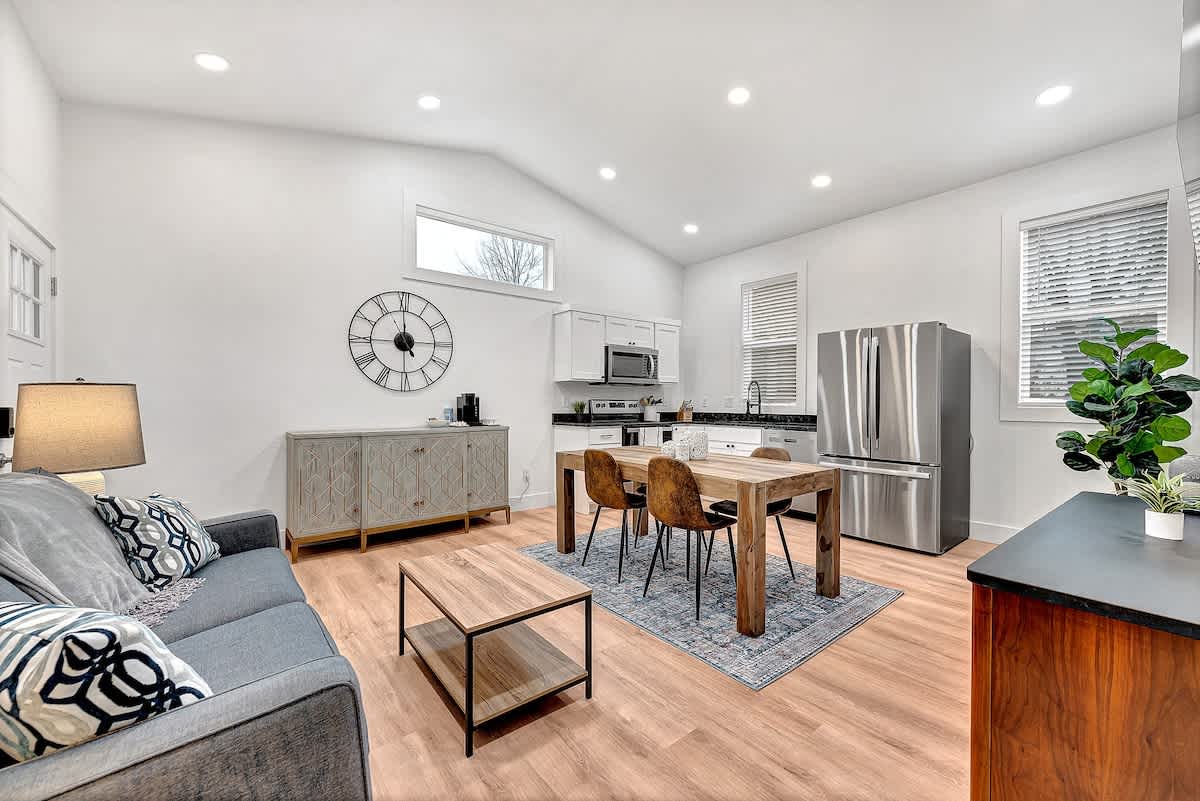 Decca's Uptown Oasis | Siloam Springs | Wright St. Rentals