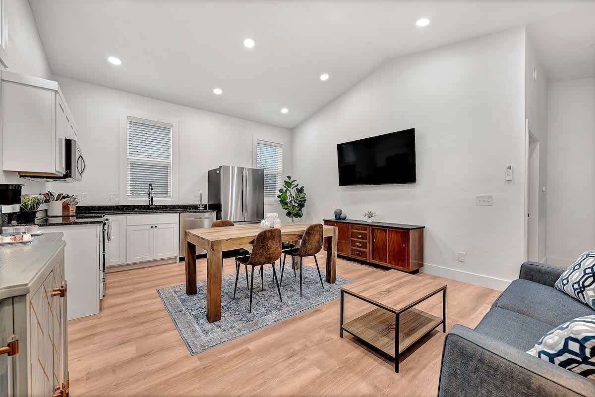 Decca's Guesthouse | Siloam Springs | Wright St. Rentals