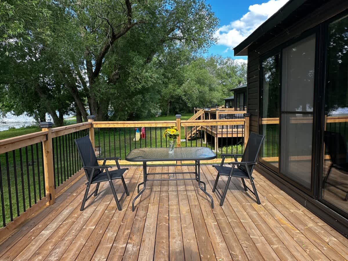 2-bedroom Lake Front Cottage in Harwood, ON (#6) | Gores Landing | Lakefront Resorts