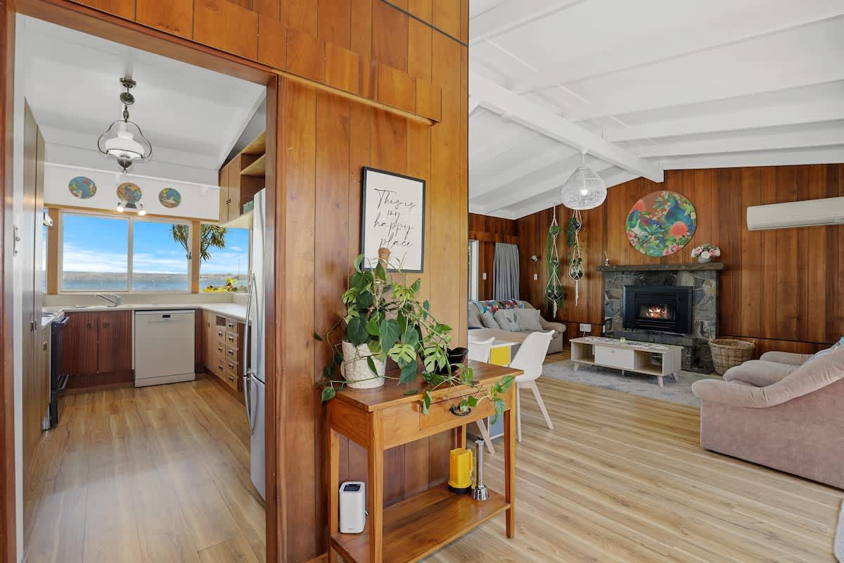Hannah's Bay Lakefront | Rotorua | InnList Holiday Homes
