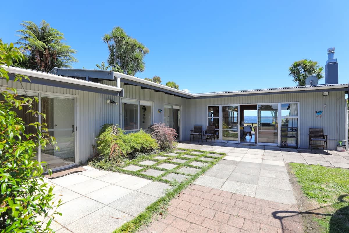 Hannah's Bay Lakefront | Lake Views with Kayaks | Rotorua | InnList ...