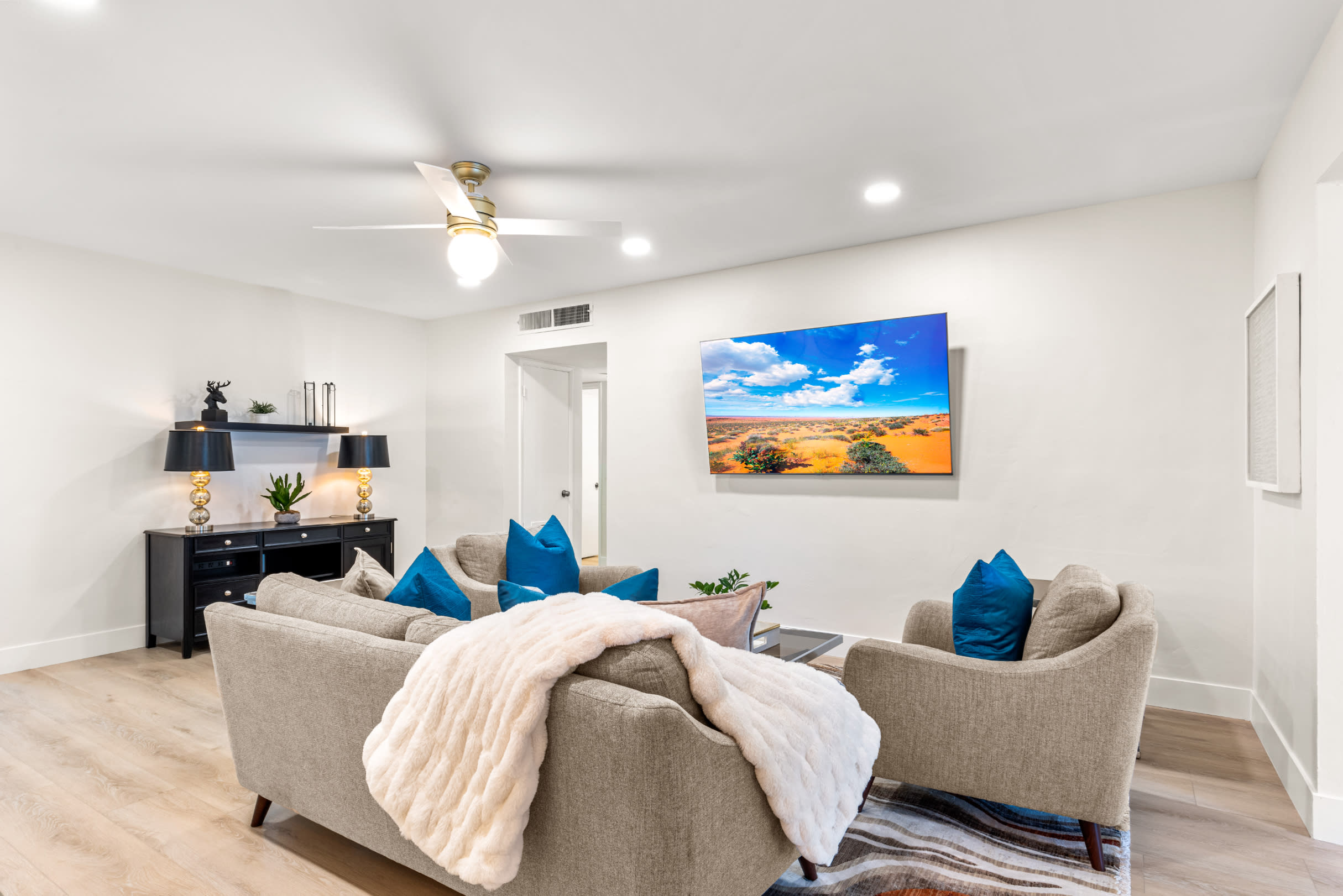 Spacious Designer Home With Pool And Modern Amenities - Elegant Oasis - Scottsdale, AZ