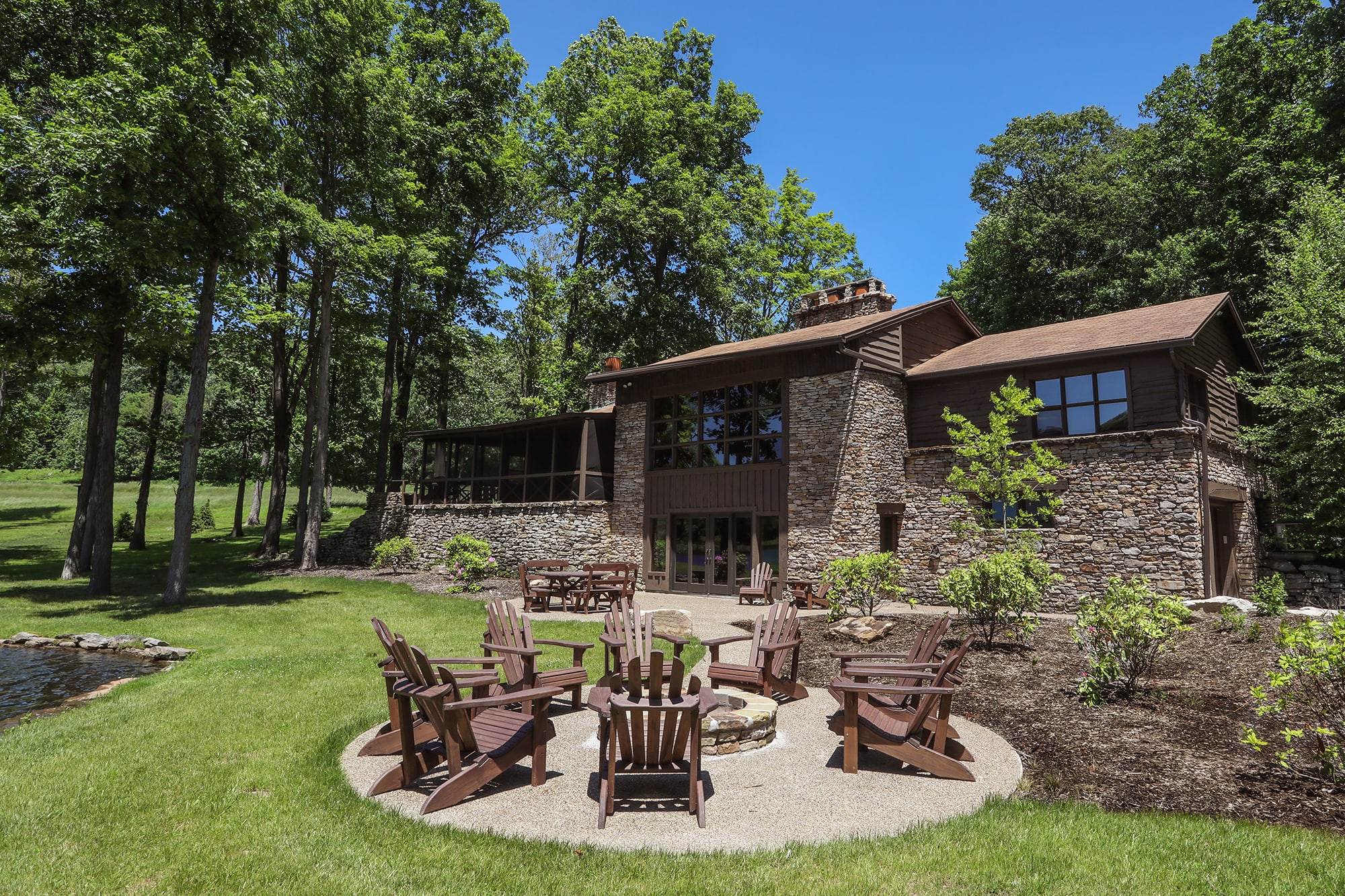 Tranquil Pond Views And Cozy Fireplaces - Elegant Rustic Retreat - Seven Springs, PA