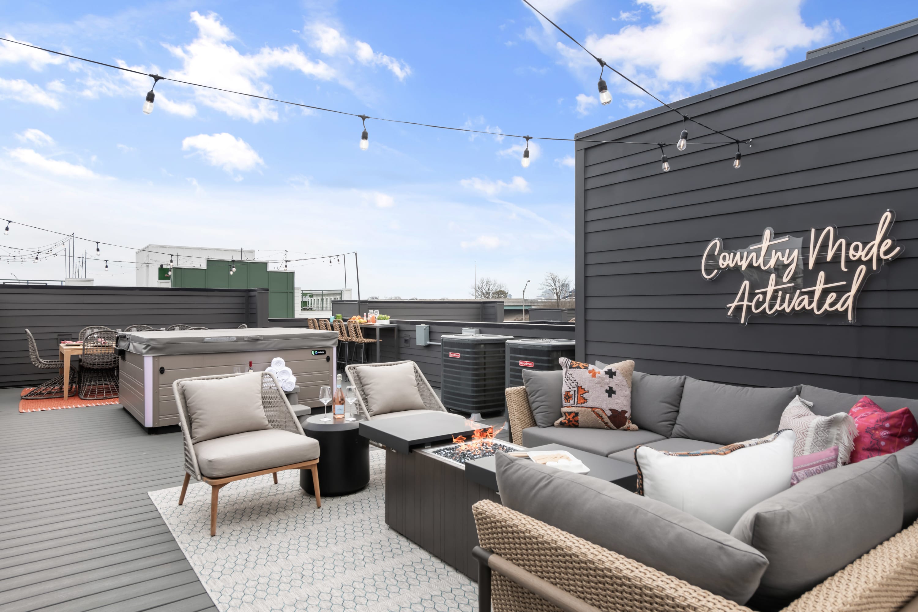 The Hubb House - Hot Tub + Rooftop Lounge! | Nashville | Hubb House ...