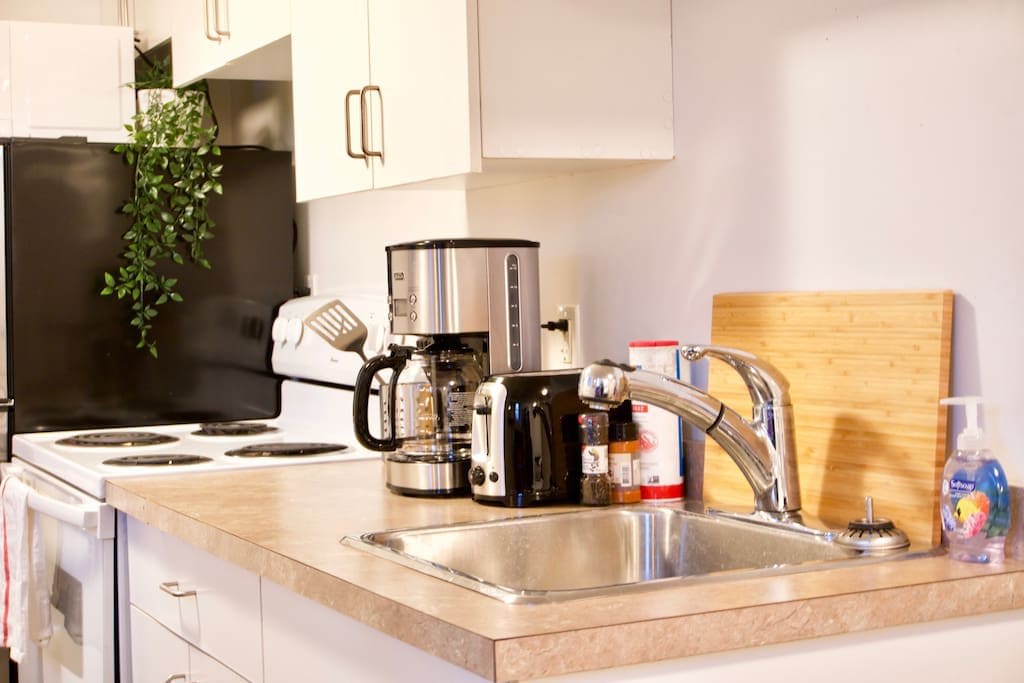 Cozy Studio With Smart Tv And Wi-fi - Inviting Urban Retreat - Moose Jaw