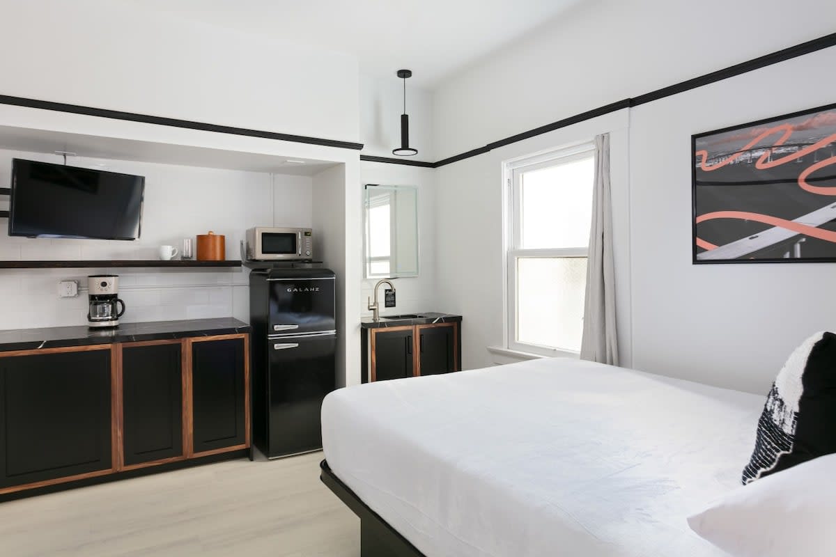 Charming Historic Hotel Oasis - Cozy Comfort And Modern Amenities - San Diego, CA