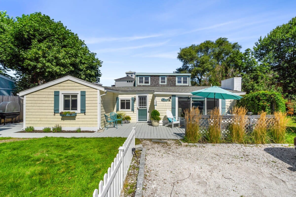 Riverside Retreat • Cozy Coastal Cottage • Yard - Massachusetts