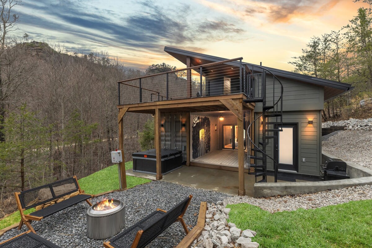 Base Camper Inn|RRG|NEW|Hot Tub | Stanton | RRG Getaways