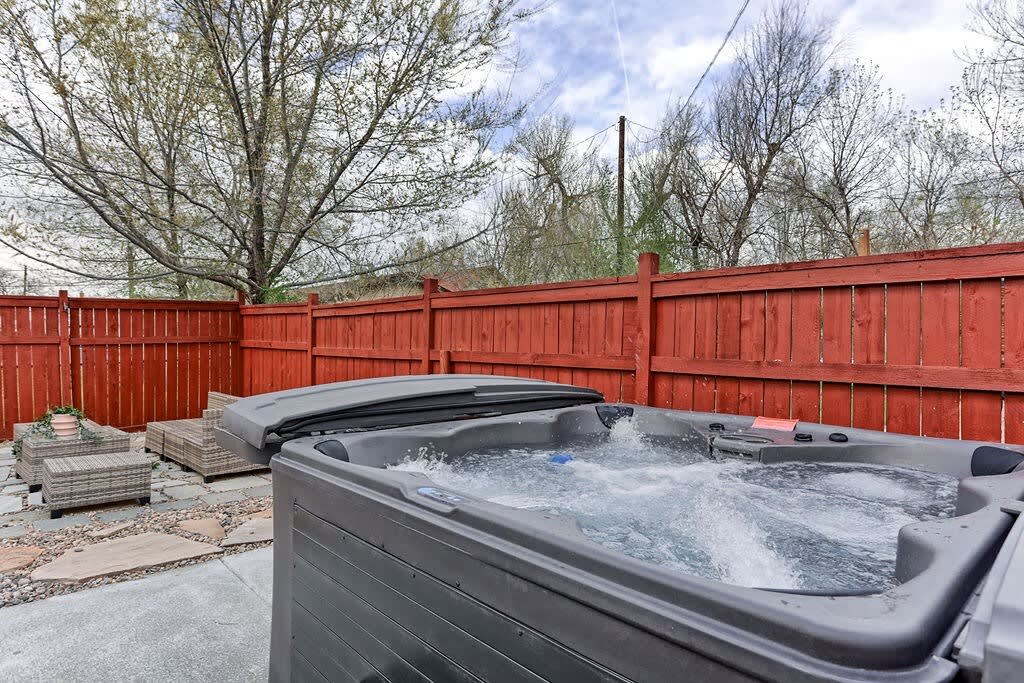 Hot Tub Oasis: Unwind In This Beautiful Home Near Windsor Lake! - Greeley, CO