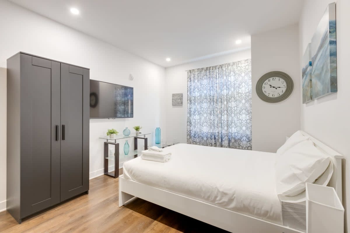 Stylish Modern Studio In Trendy Neighbourhood - Chic Urban Escape - Montreal