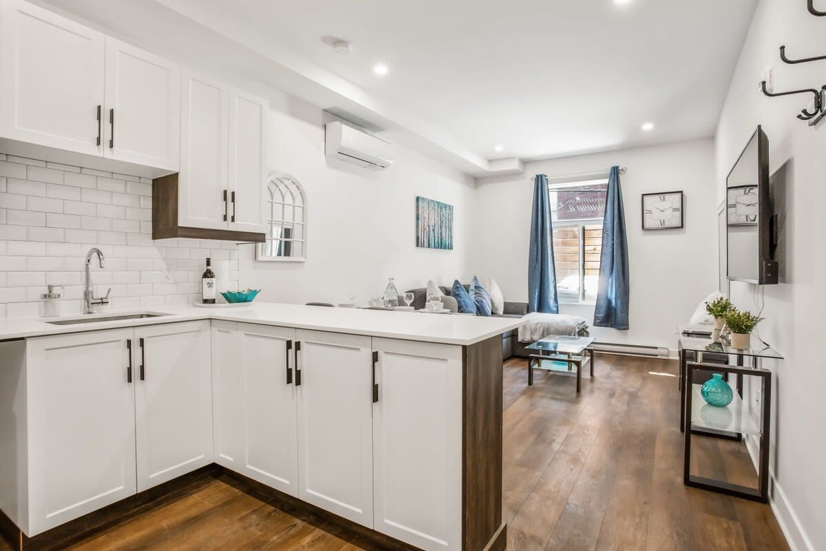 Stylish Modern Studio With Chic Finishes - Trendy Urban Retreat - Montreal