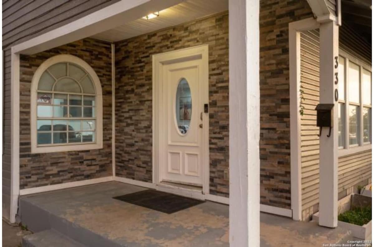 Spacious Living Area And High-end Kitchen - Delightful Serene Retreat - San Antonio, TX