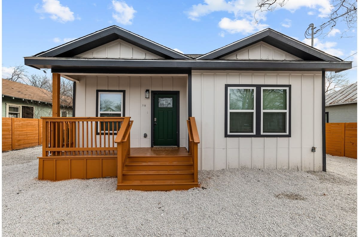 Expansive Open Spaces And Close To Downtown - Charming Urban Oasis - San Antonio, TX