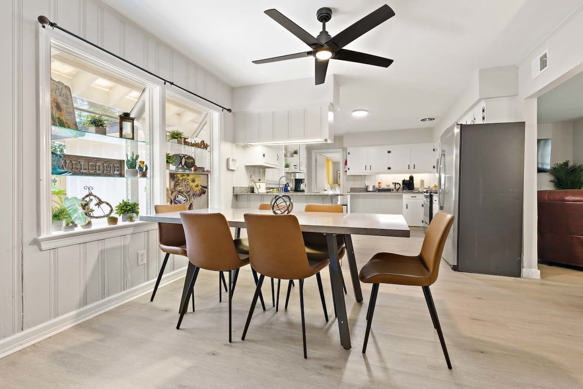 Spacious Open Yard And Cozy Lounge - Charming Family Retreat - Mobile, AL