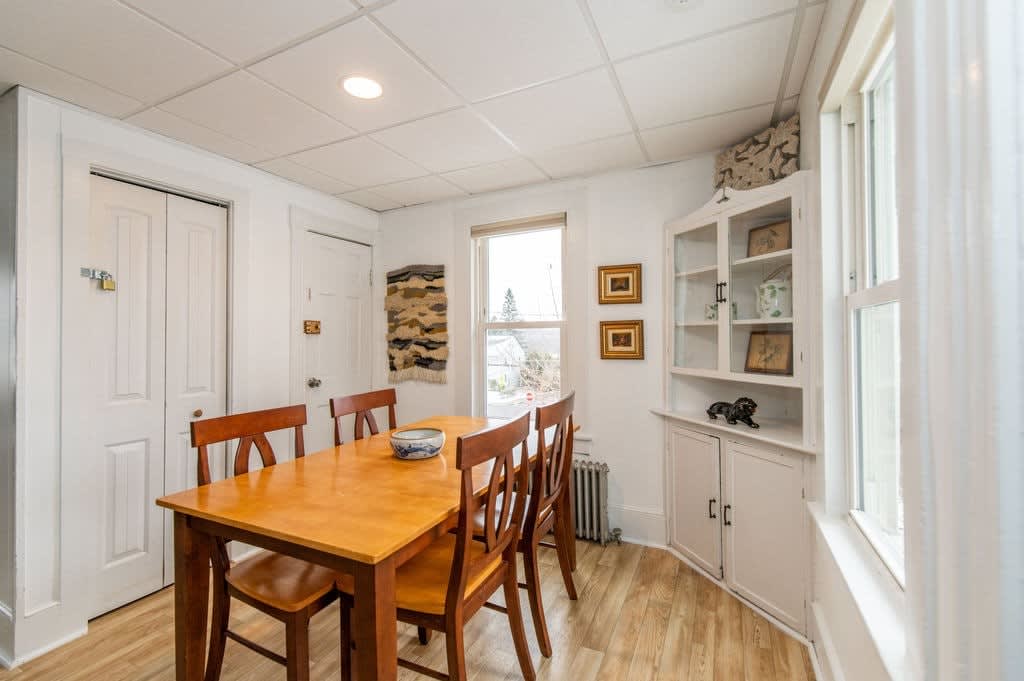 Spacious Kitchen And Private Workspace - Charming Retreat - Burlington, VT