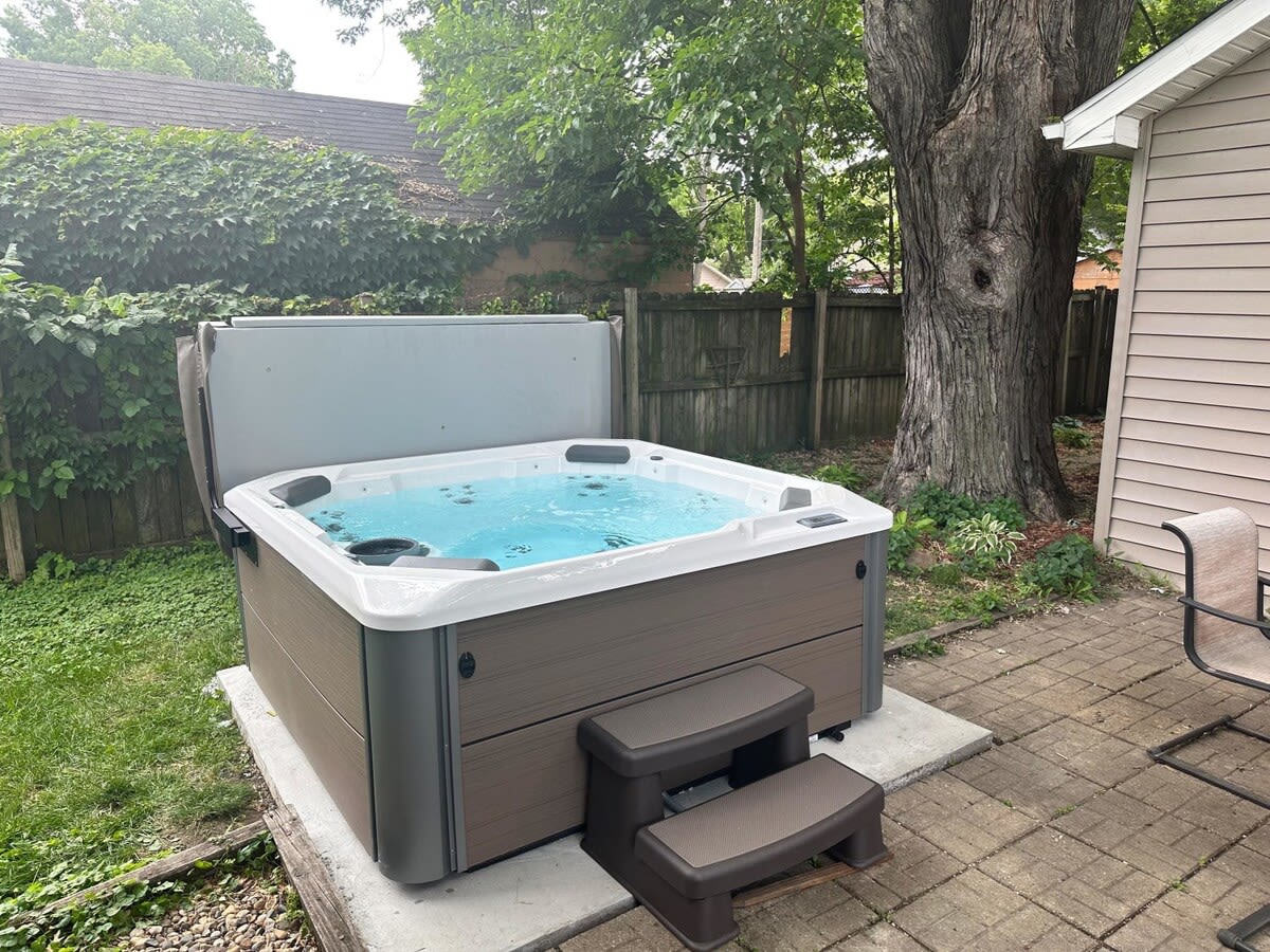 Hot Tub And Fenced Yard With Games - Charming Spacious Retreat - Des Moines, IA