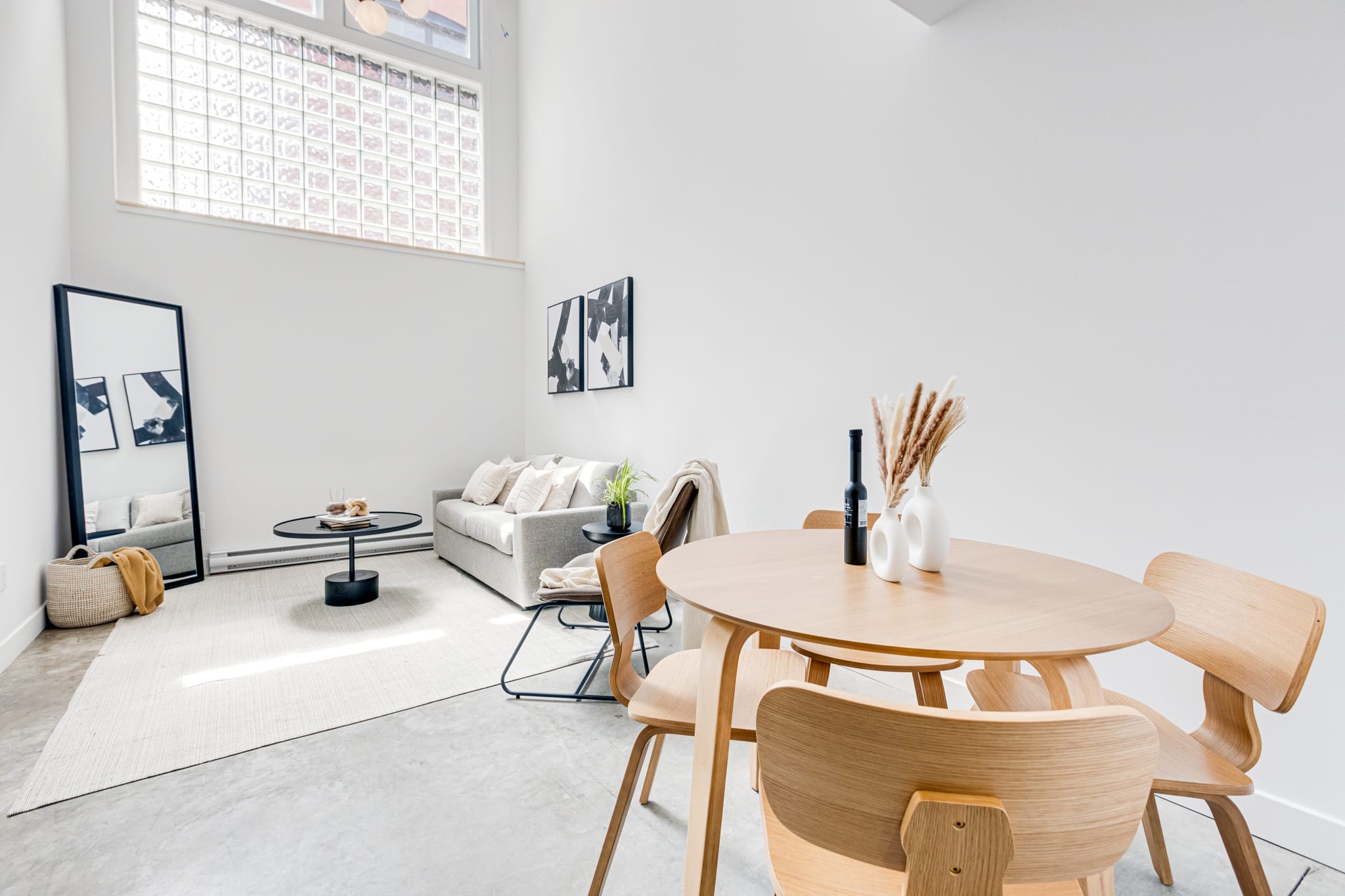 Stylish Two-story Loft With Modern Amenities - Chic Urban Retreat - Montreal