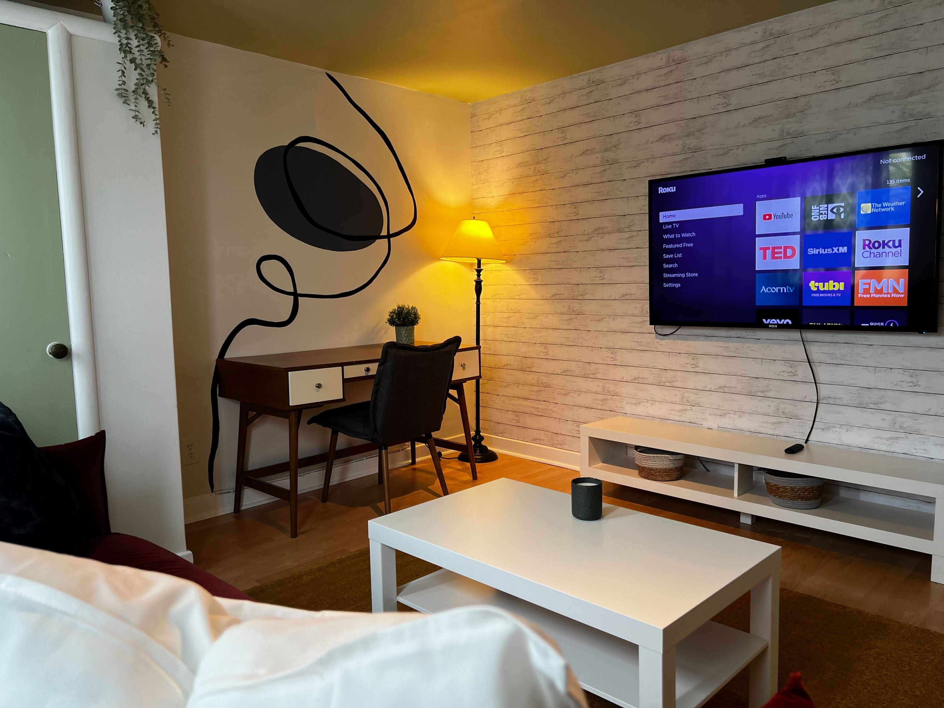 Modern Amenities And Convenient Parking - Stylish Cozy Escape - Halifax