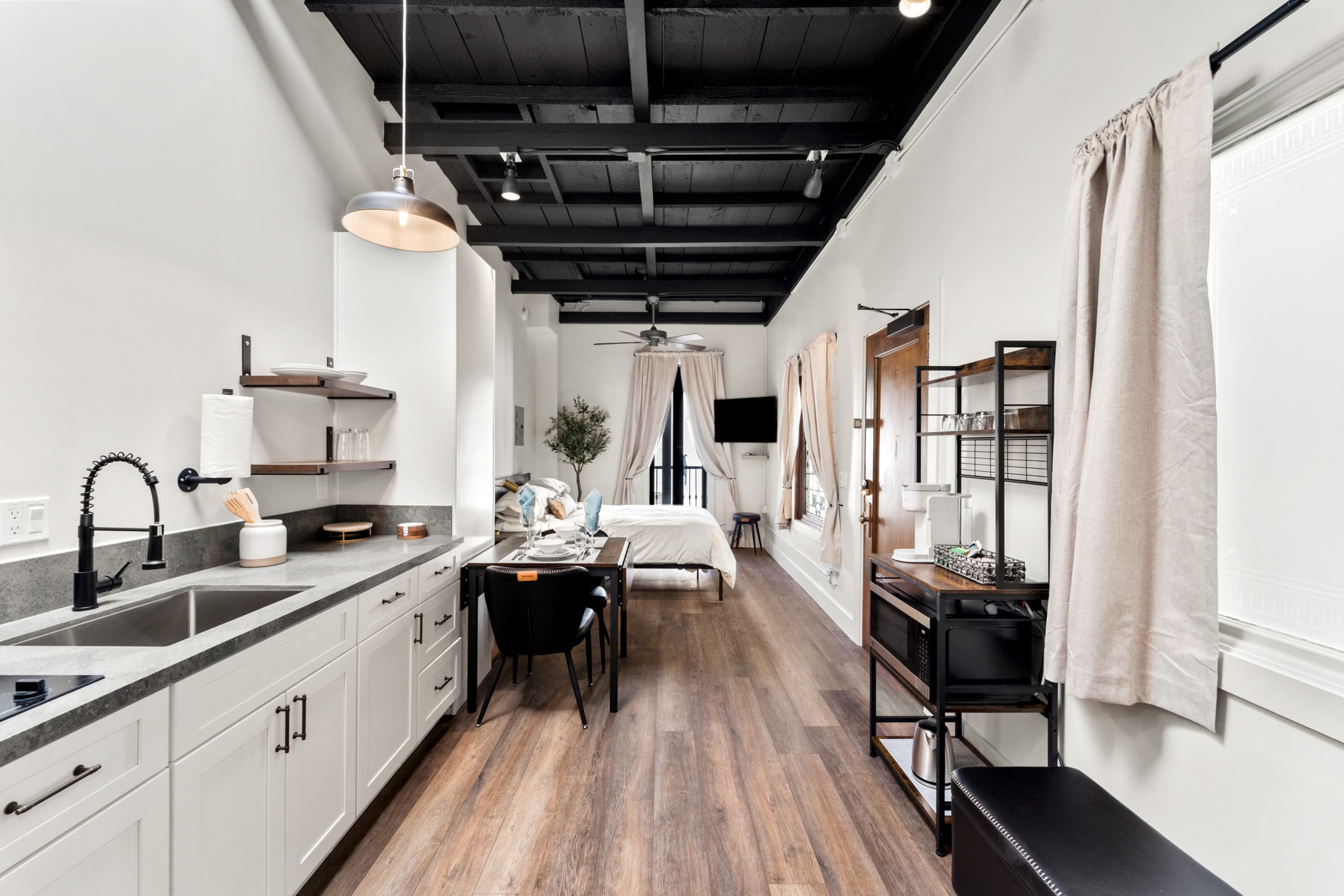 Stylish Studio With Retro Kitchen And Smart Amenities - Charming Escape - Coronado, CA