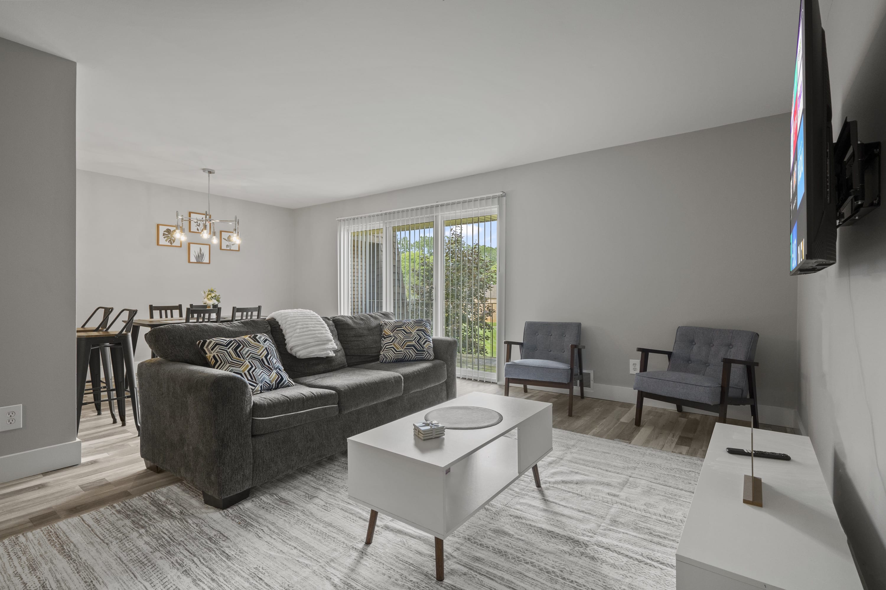 Charming Oasis With Modern Design And Community Pool - Inviting Getaway - Rochester Hills, MI