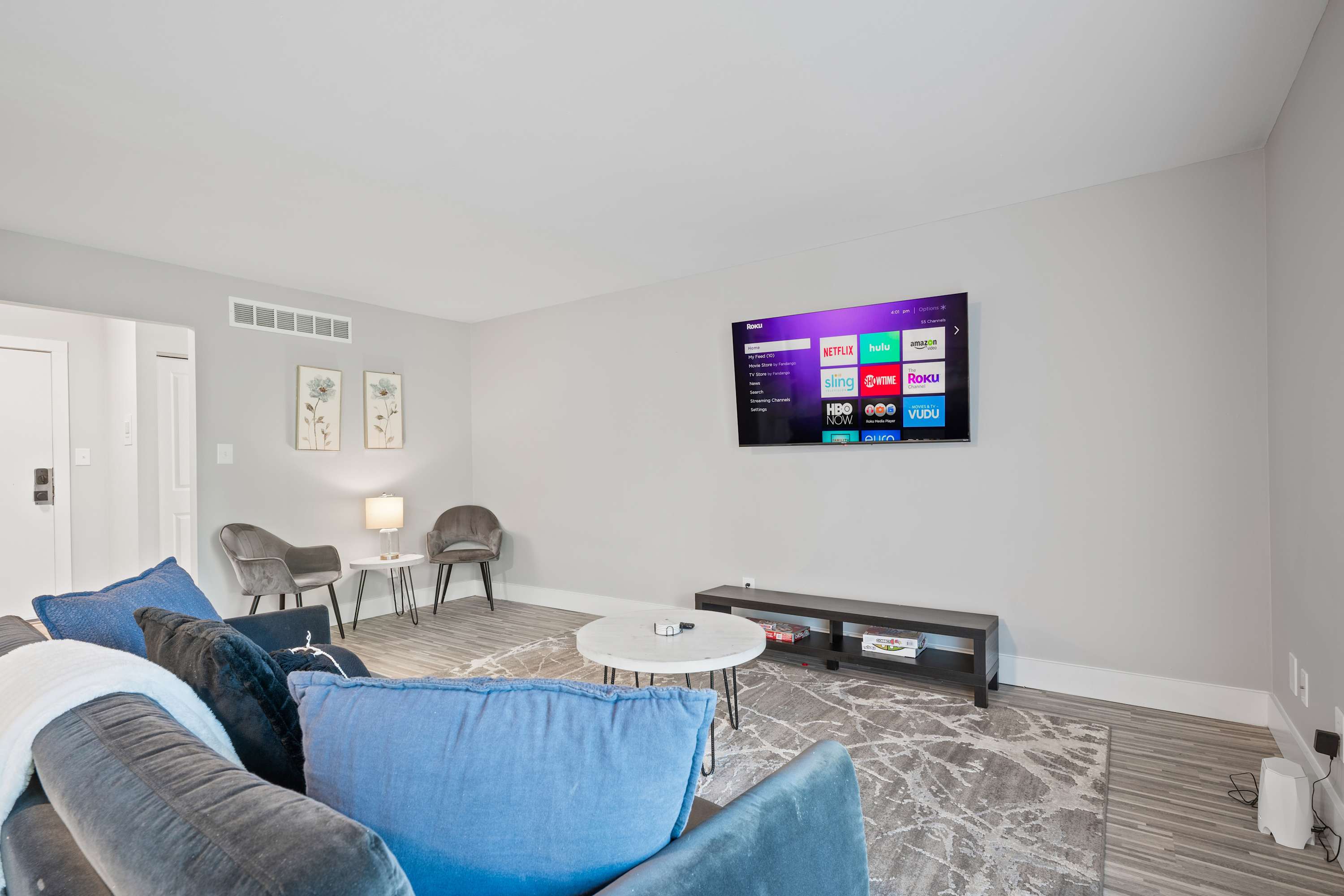 Stylish Oasis With Pool And Fitness Center - Cozy Urban Retreat - Rochester Hills, MI
