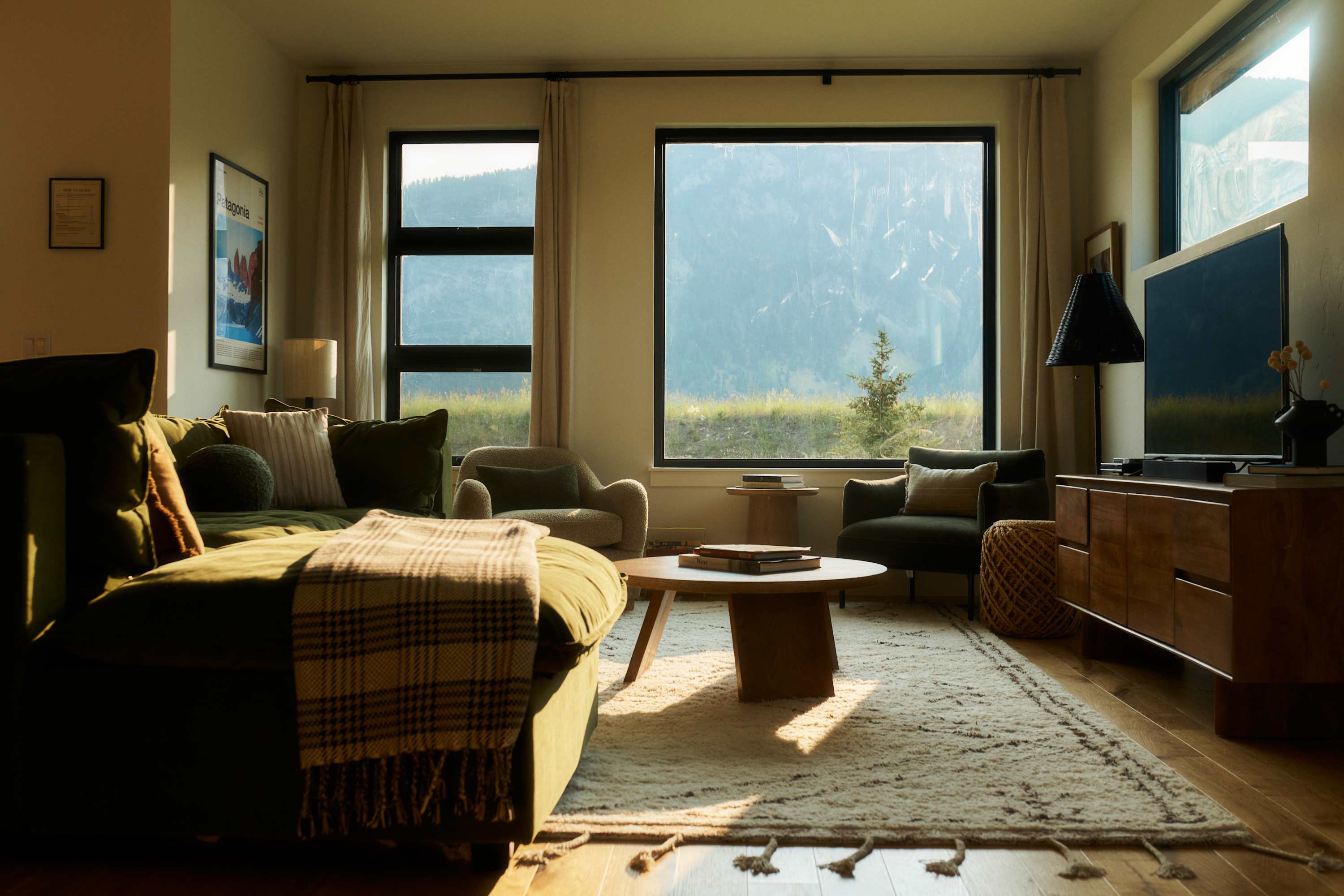 Thoughtfully Designed Mountain Escape With Cozy Comfort - Inviting Haven - Big Sky, MT