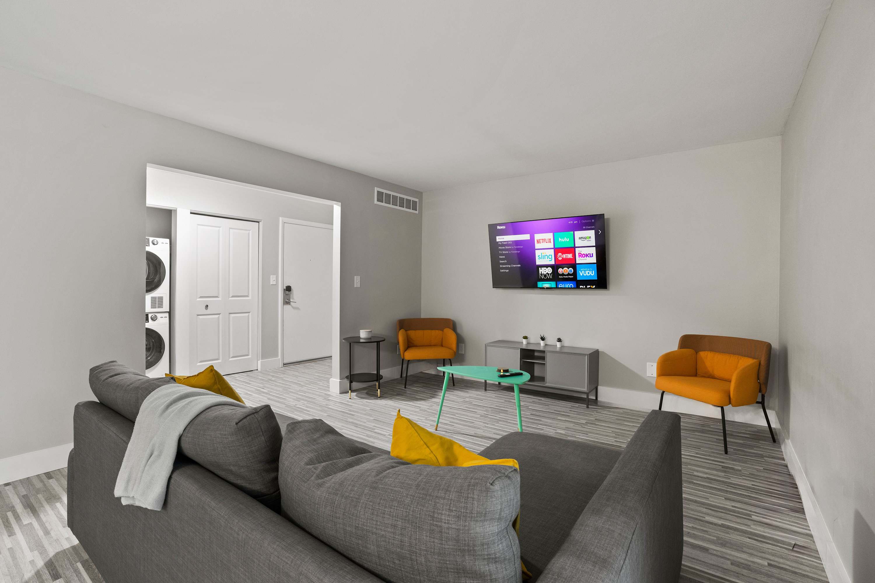 Stylish Oasis With Pool And Fitness Center - Charming Retreat - Rochester Hills, MI