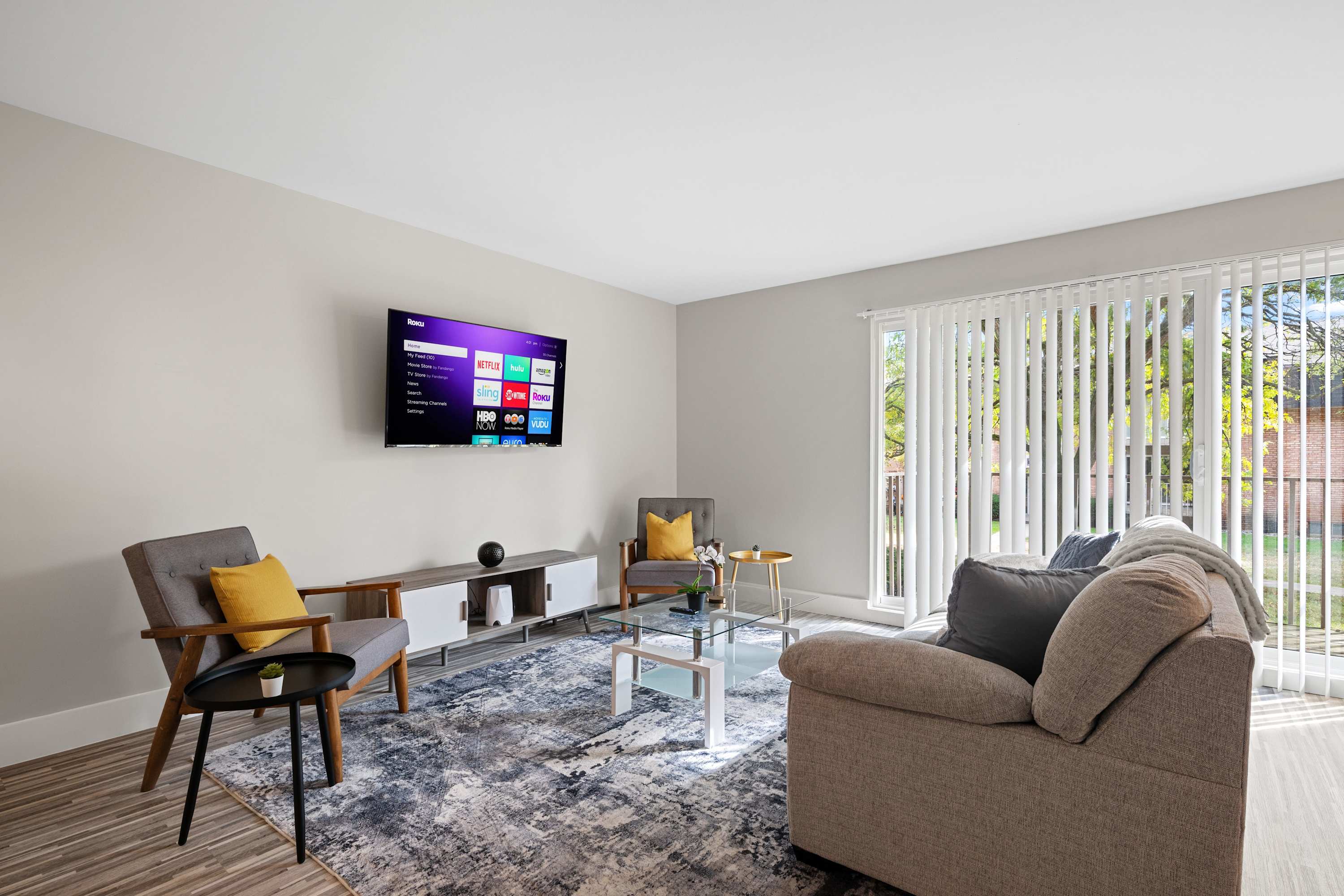 Stylish Oasis With Sunny Pool Area - Tranquil Retreat - Rochester Hills, MI
