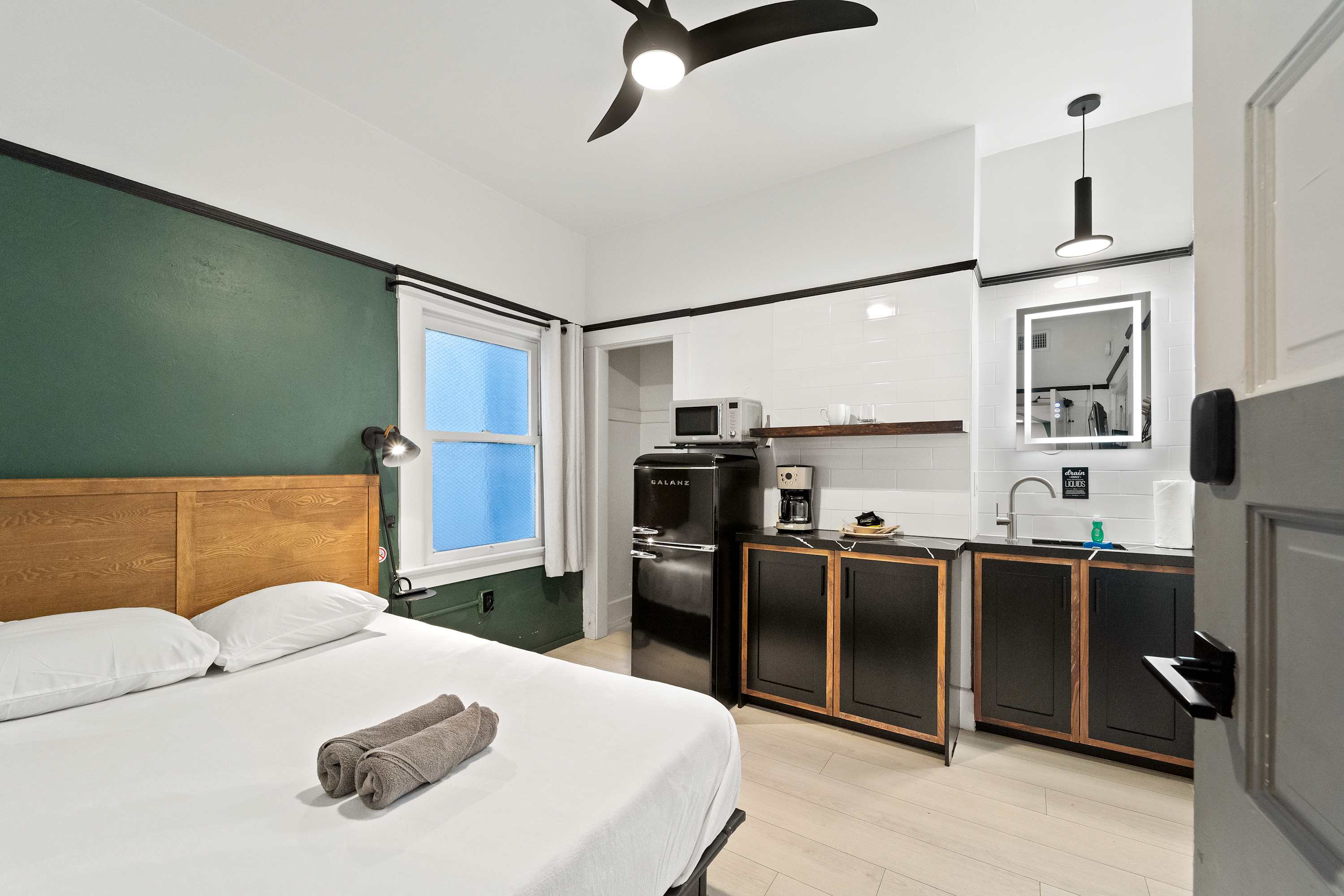 Modern Comfort And Kitchenette - Charming Urban Retreat - Coronado, CA