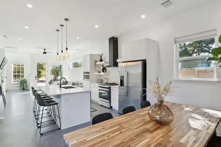 Modern Airy 3br | Minutes To Acl And F1 - Austin, TX