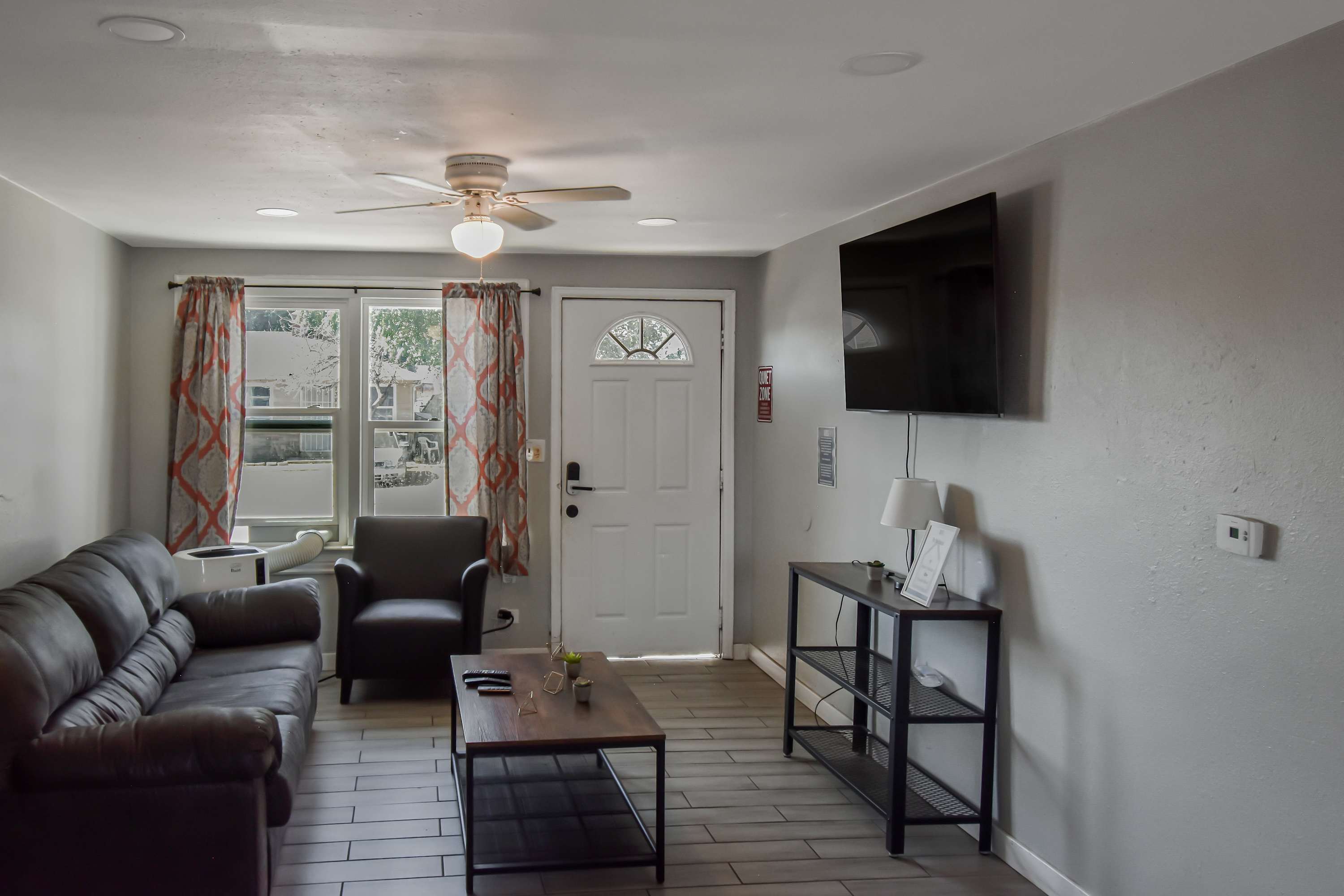 Charming Retreat With Fenced Yard And Cozy Living Area - Delightful Escape - Denver, CO