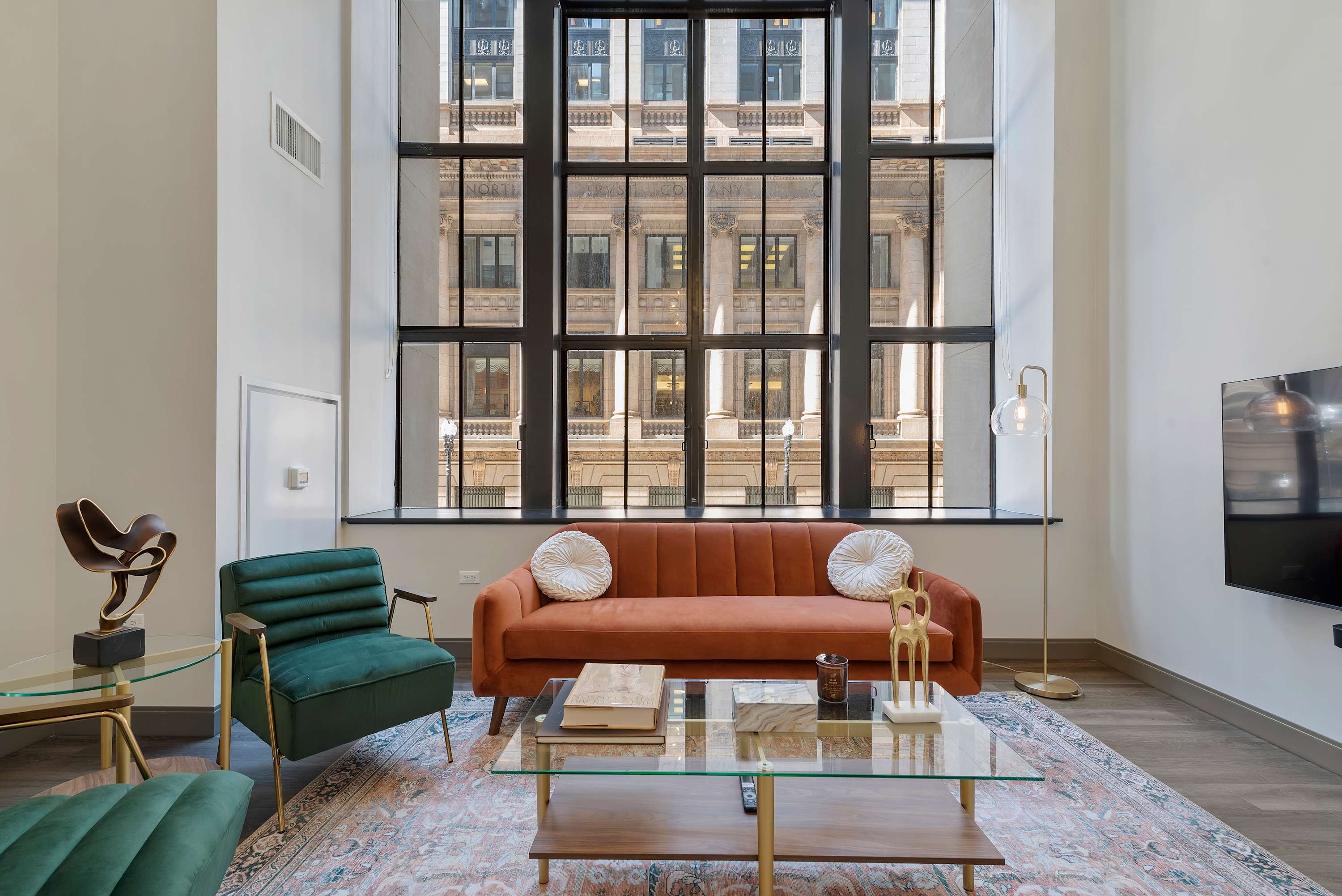 Historic Charm + Modern Comfort For Tourists - Chicago, IL