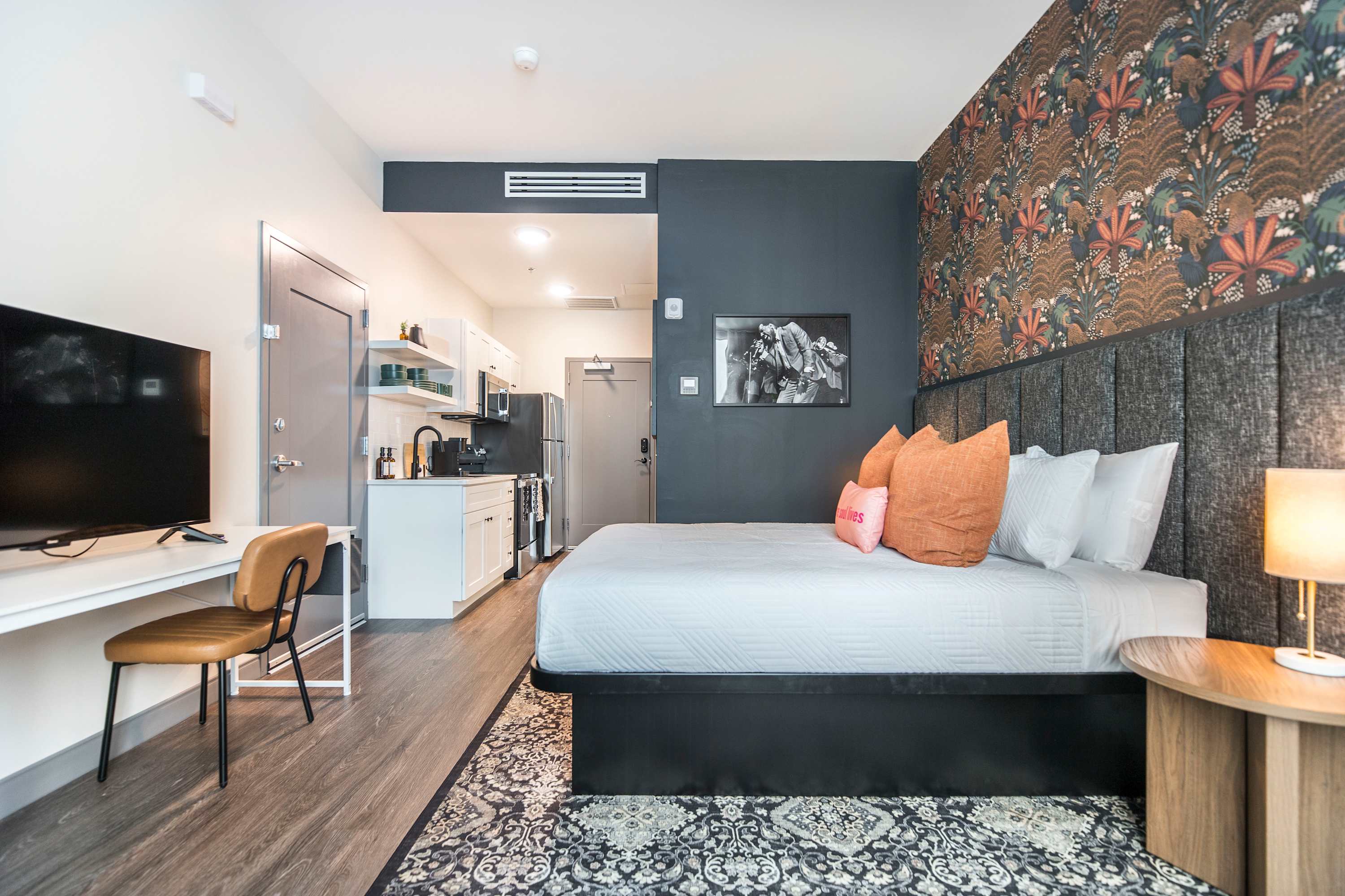 Stylish Downtown Escape With Light-filled Spaces - Unique Musical Retreat - Macon, GA