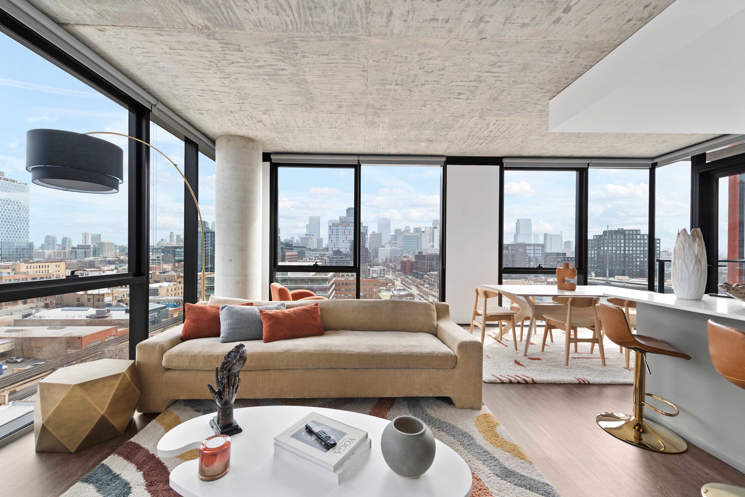 Skyline Views In 3br Apartment W/ Top Amenities - Chicago