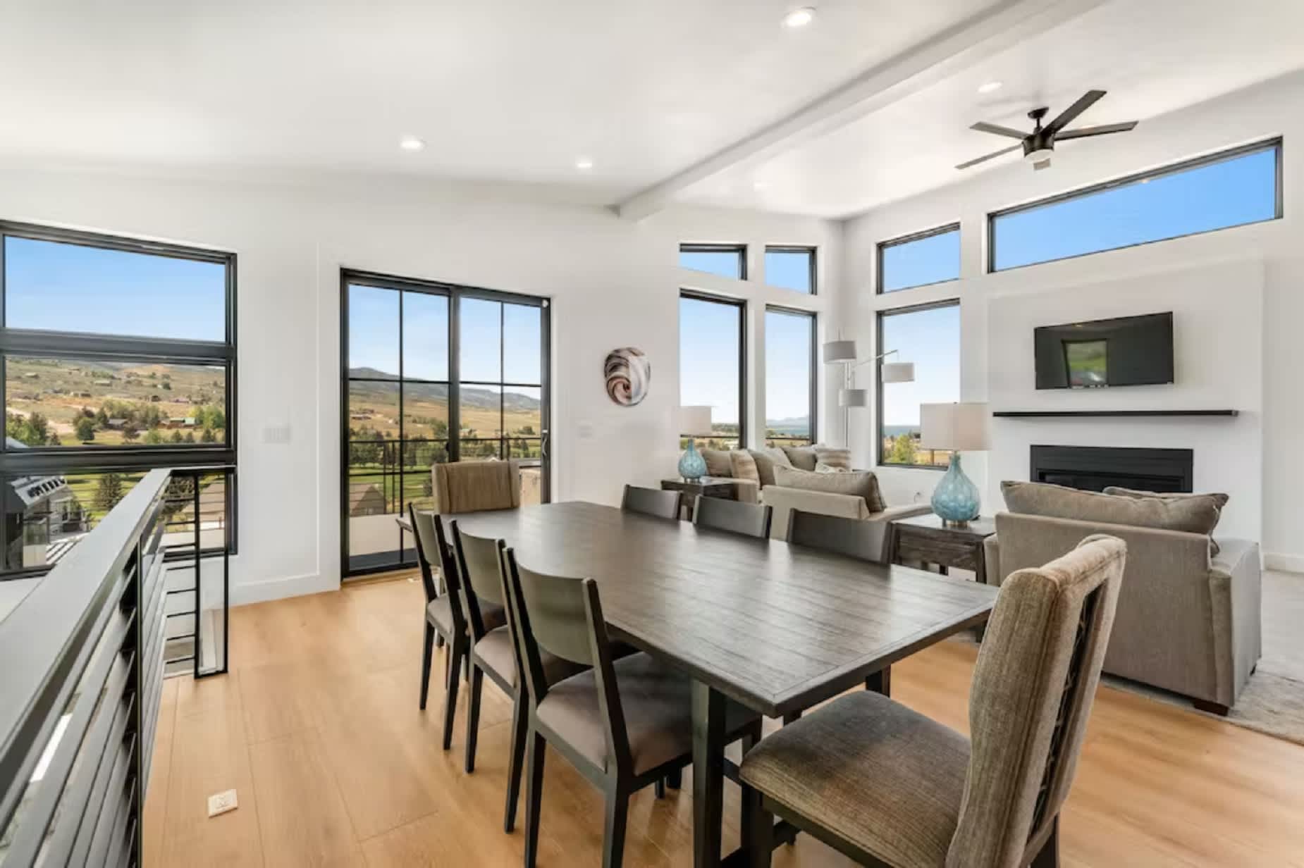 Stunning Lake View And Private Hot Tub - Luxurious Modern Retreat - Garden City, UT