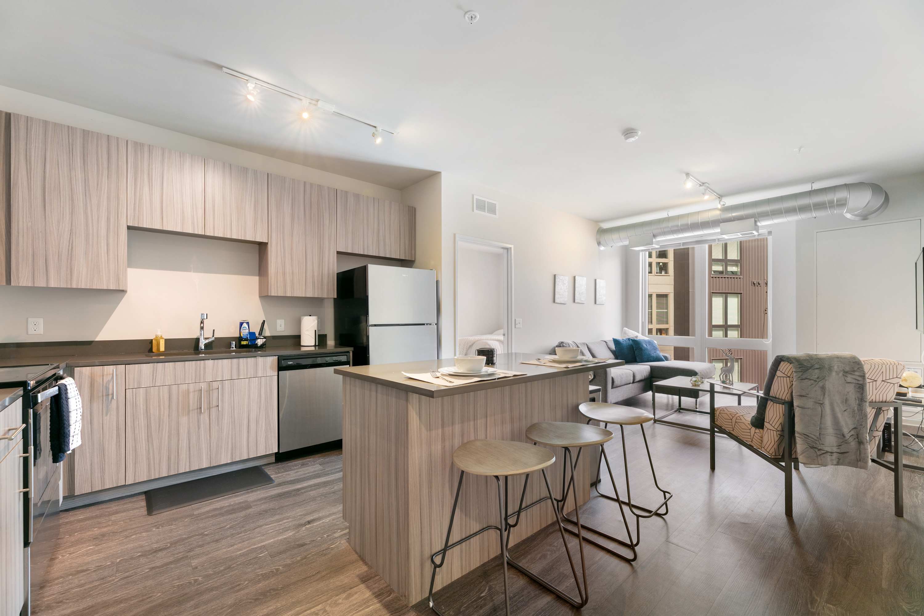 Stylish Oasis With Premium Amenities - Chic Urban Retreat - Minneapolis, MN