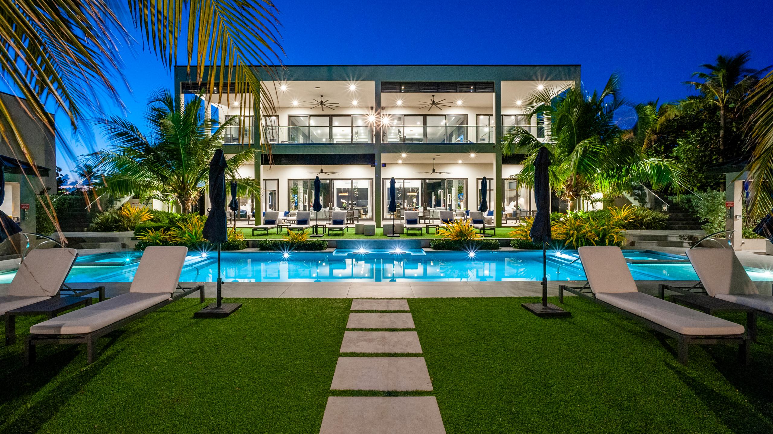 Black Urchin Resort - The Coconut Grove 8br Oceanfront Suite - Cayman Islands
