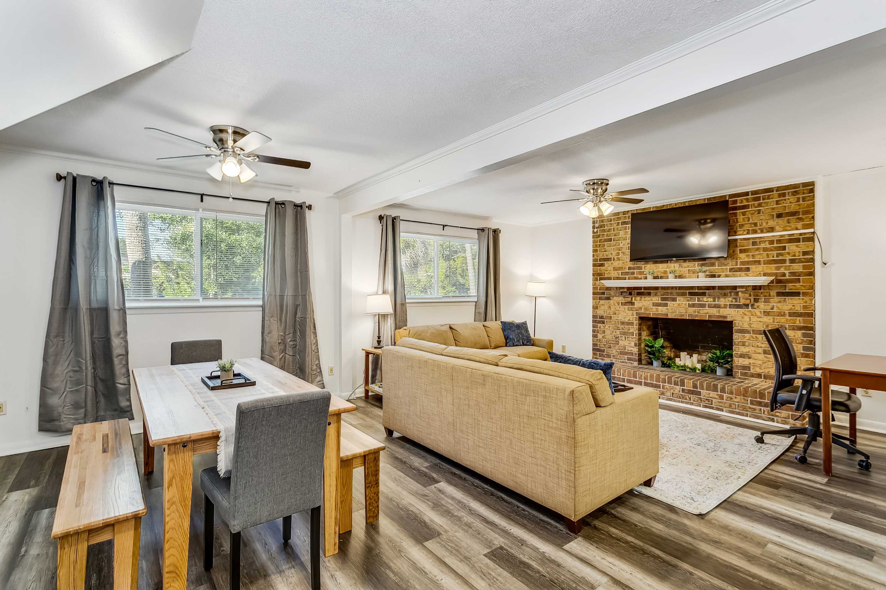 Spacious Home With Central Location - Charming Woodland Escape - Pensacola, FL