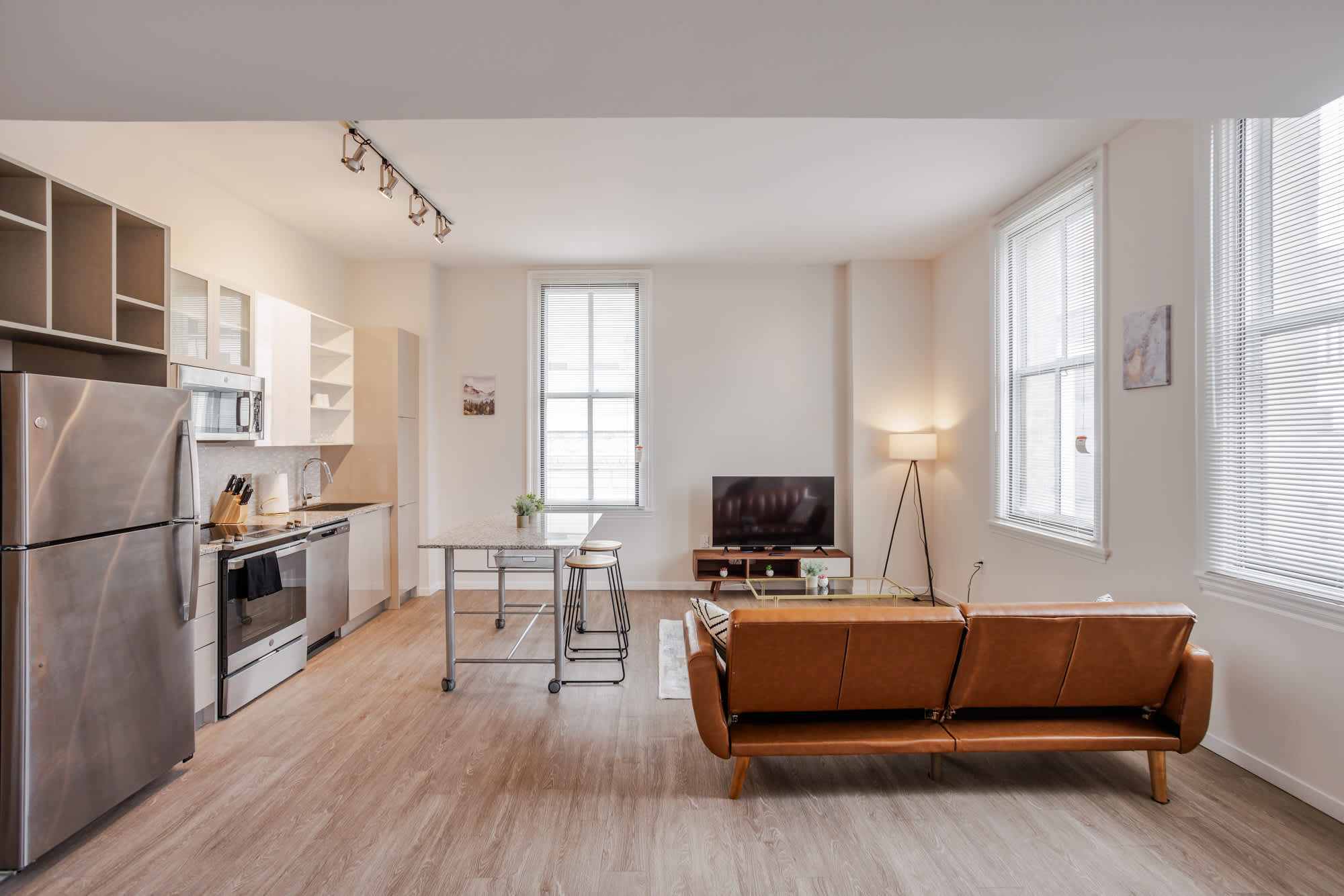 Cozysuites Sky Central 2br + Sofa Bed | W/ Gym - Cincinnati, OH