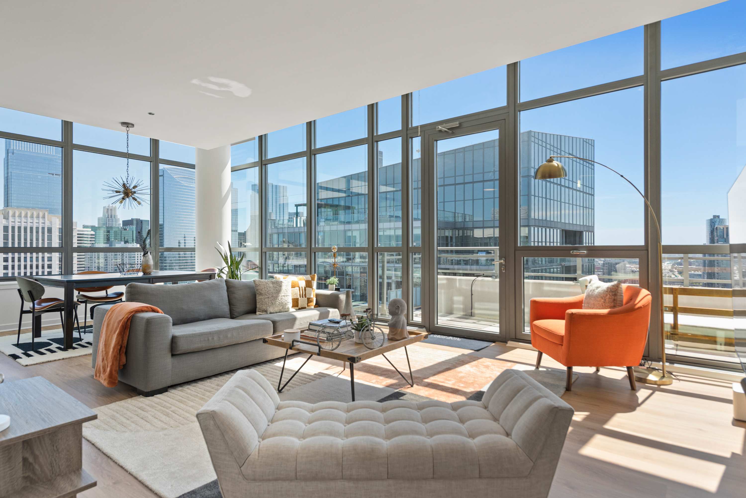 Penthouse Escape + Vibrant West Loop Access - Chicago