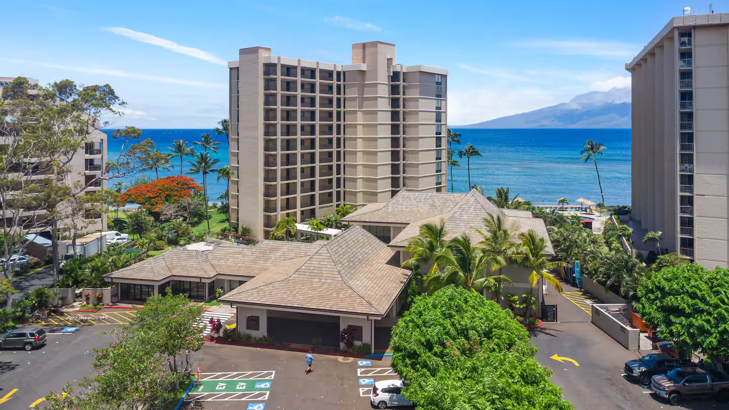 Luxe Beachfront Escape: Ocean Views, AC & Premium Amenities | Lahaina ...