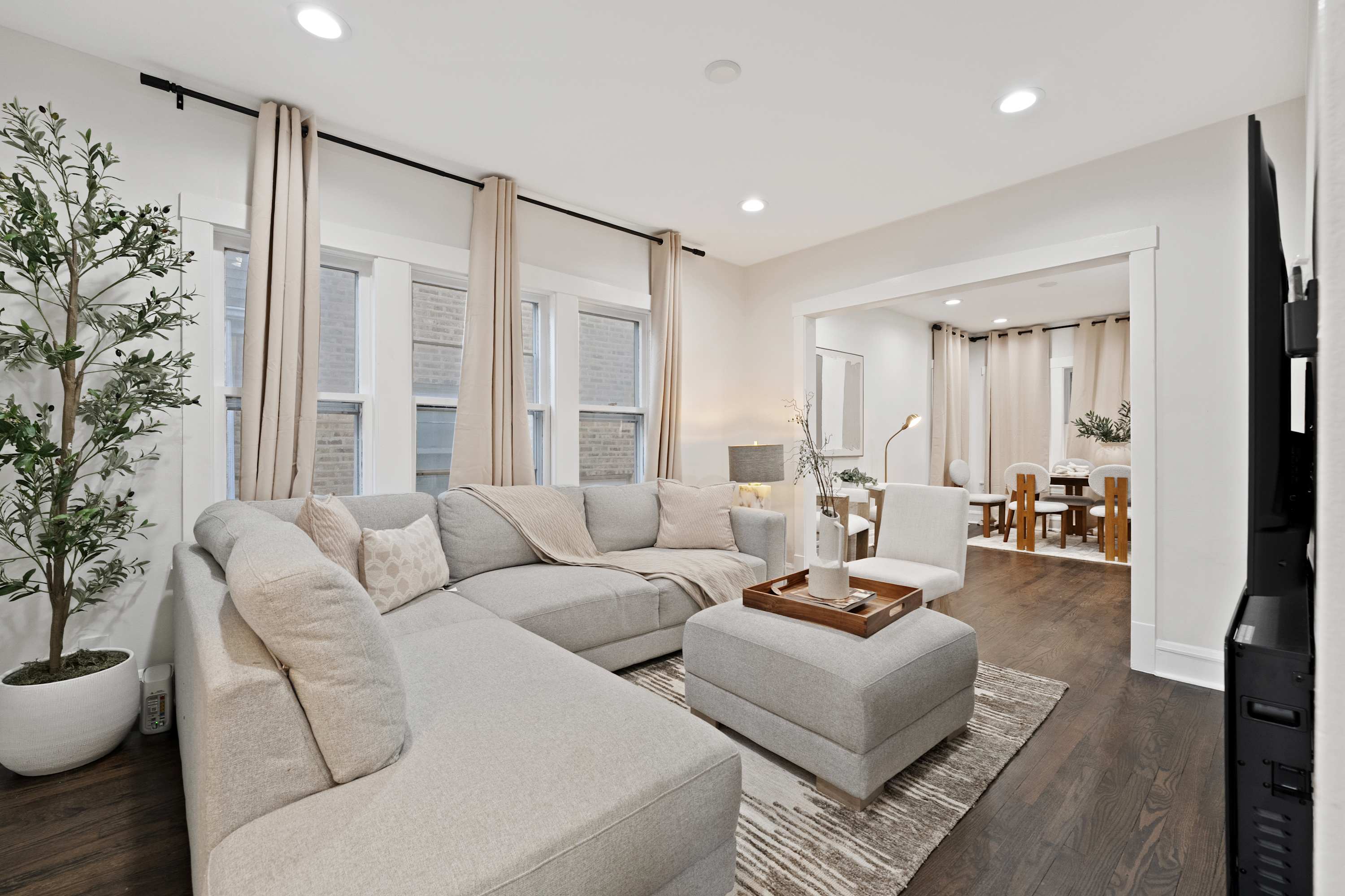 Spacious Deck And Stylish Comfort - Charming Family Haven - Chicago