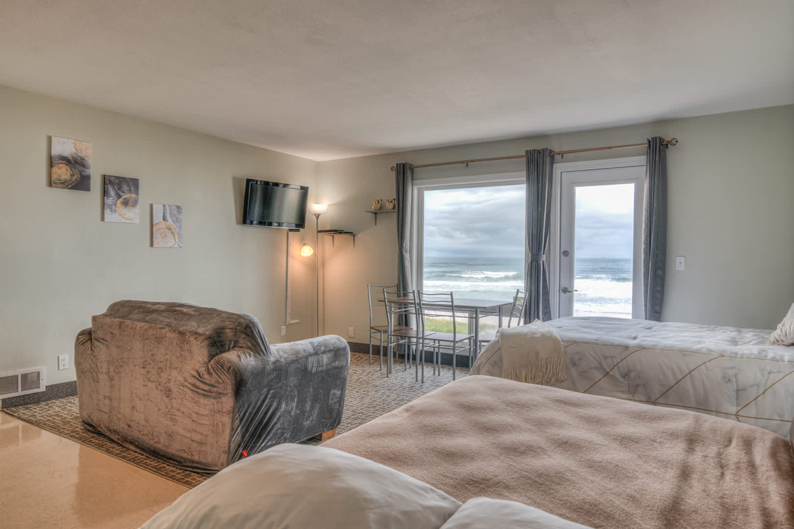 Ground Level Oceanfront Studio, Beach Access, Pool - Lincoln City, OR
