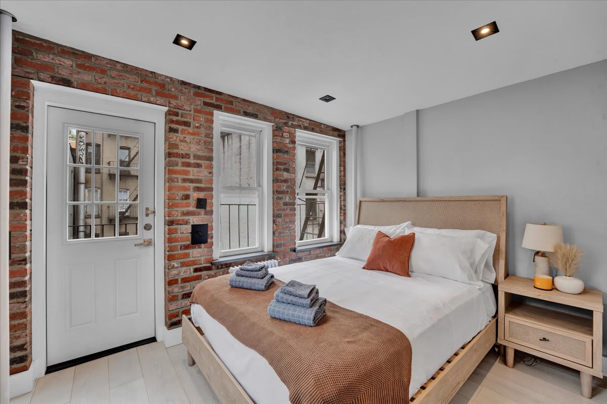 Designer Apartment With Private Balcony And Fast Wi-fi - Chic Urban Retreat - Queens, NY