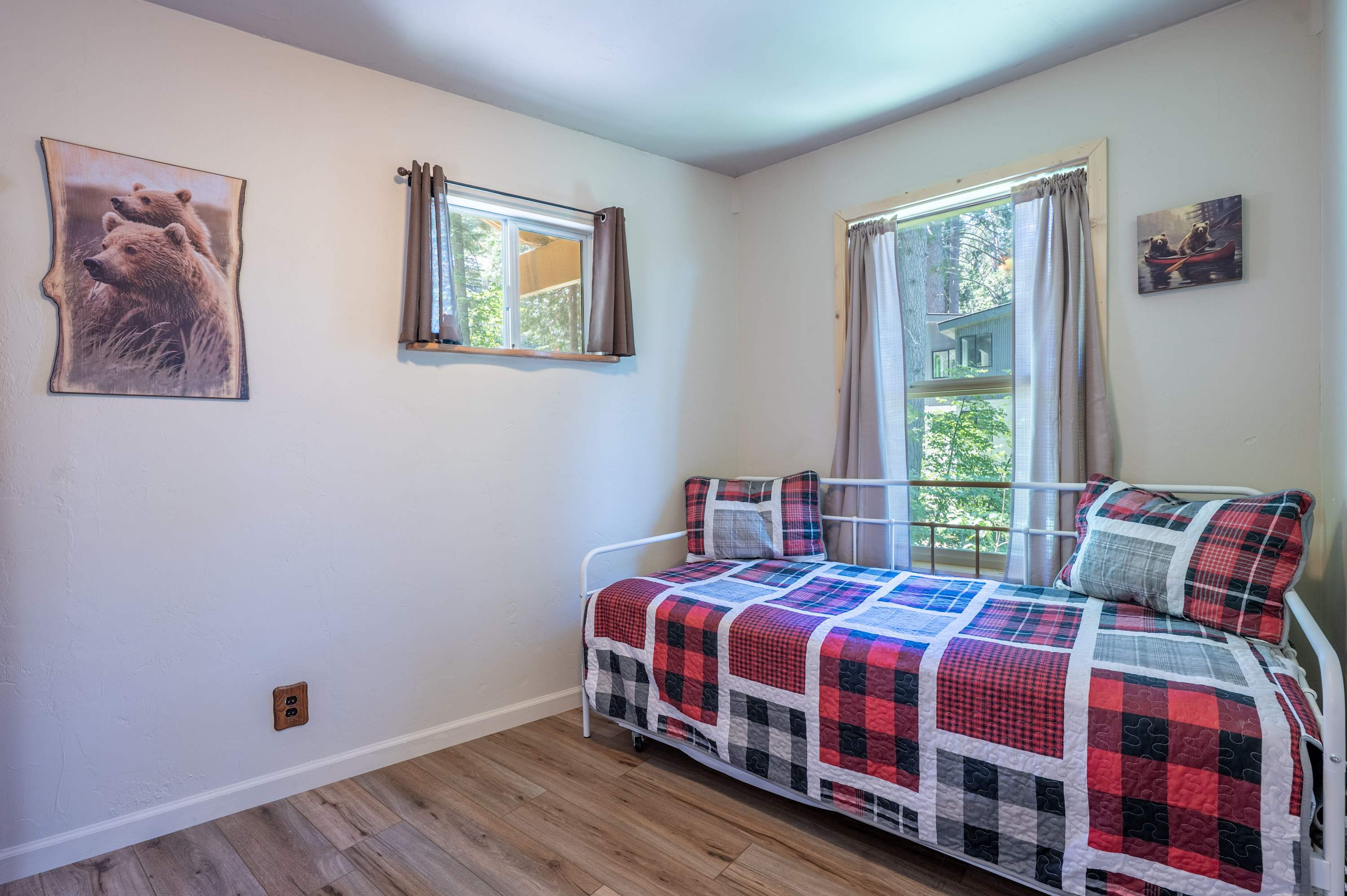 Cub's cabin Family house inside the gates of Yosemite Park ...