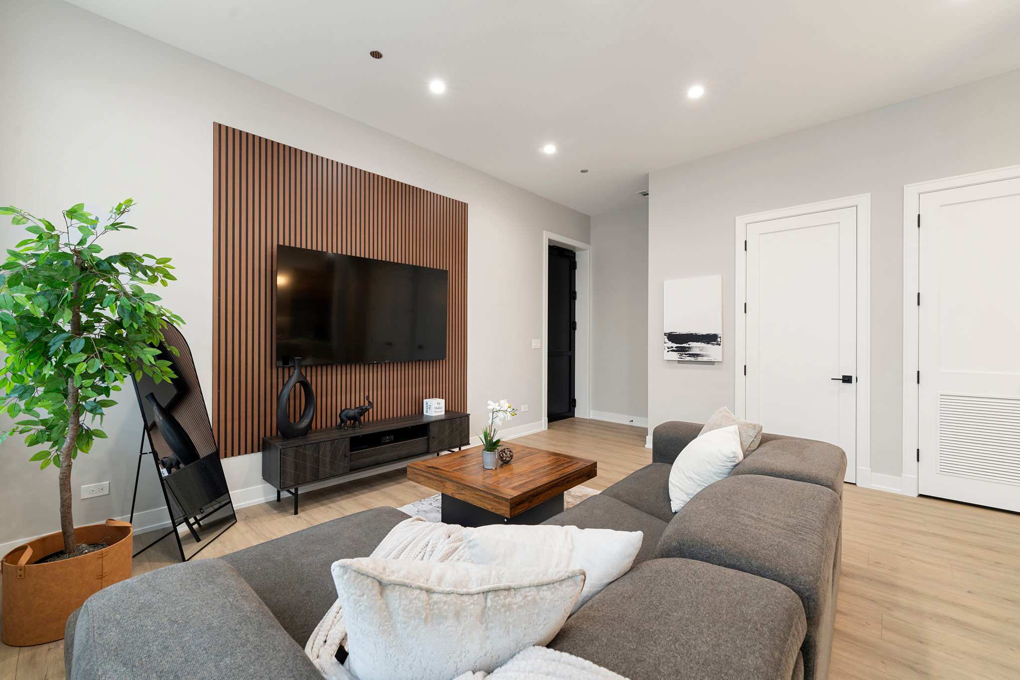 Spacious Balcony And Modern Amenities - Stylish Urban Retreat - Chicago, IL