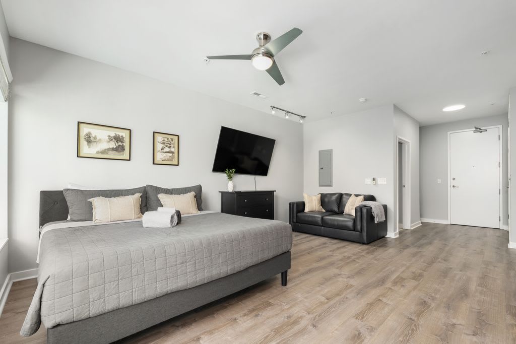 Spacious Studio With Pool View - Columbus, OH