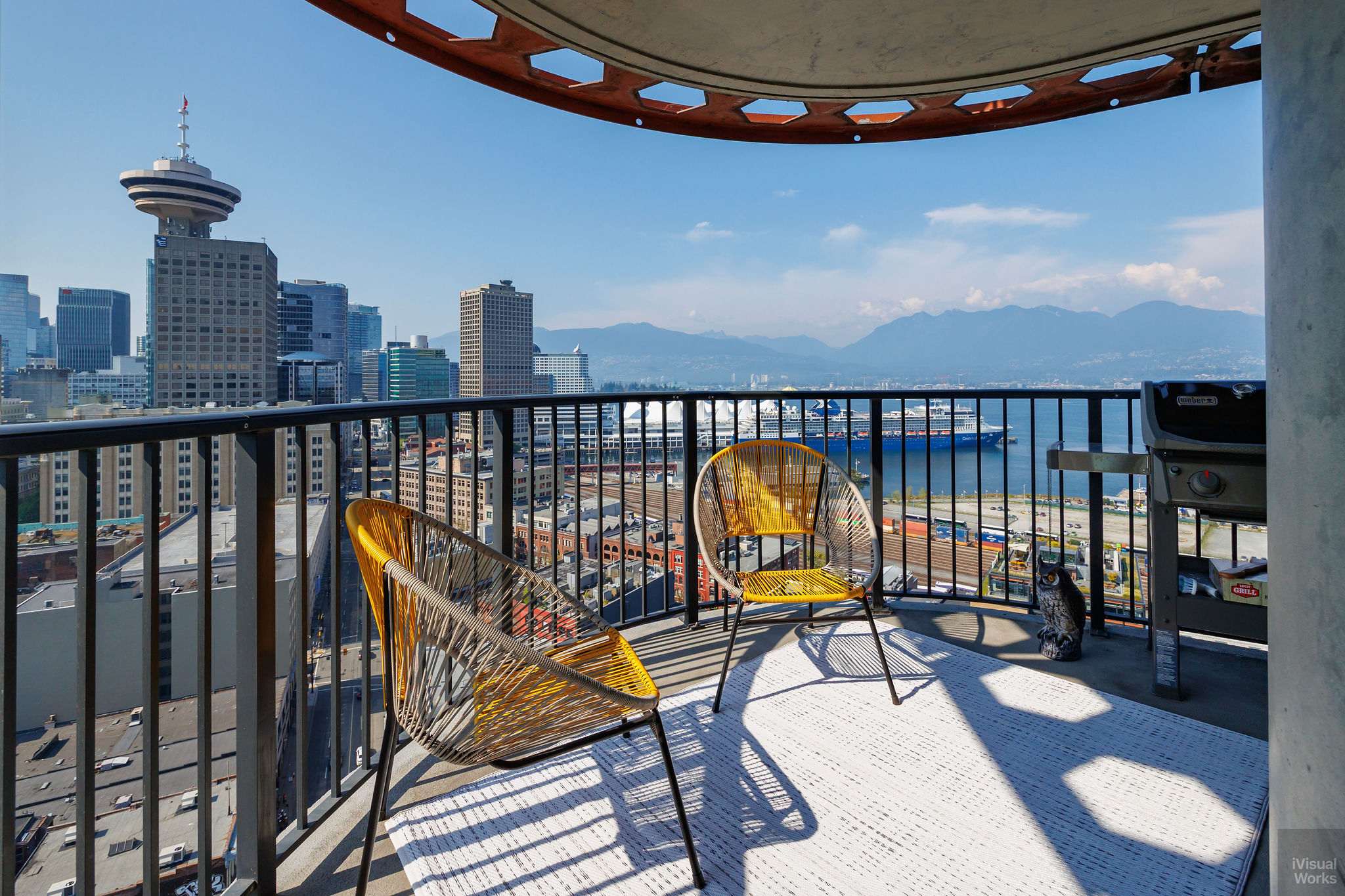 Luxurious Amenities And Private Patio - Elegant Urban Retreat - Canada
