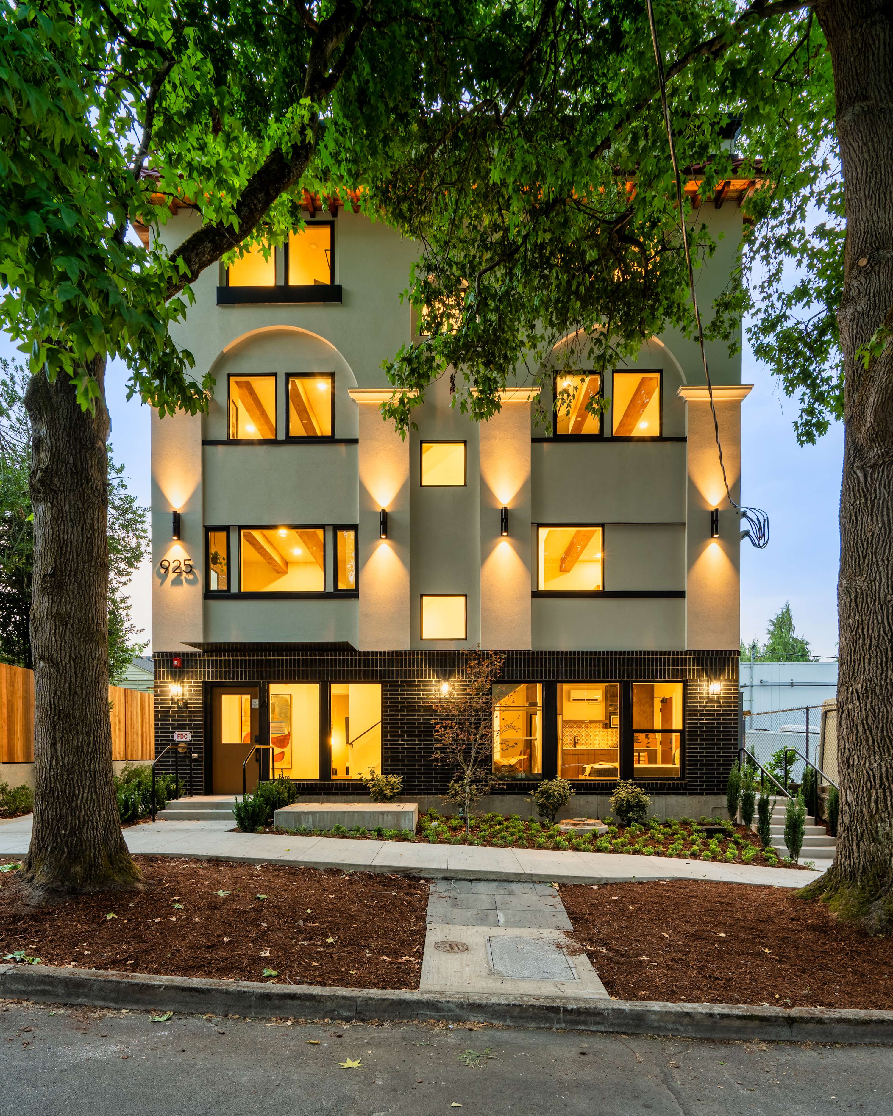 Spanish Charm And Modern Comforts - Stylish Urban Haven - Portland, OR