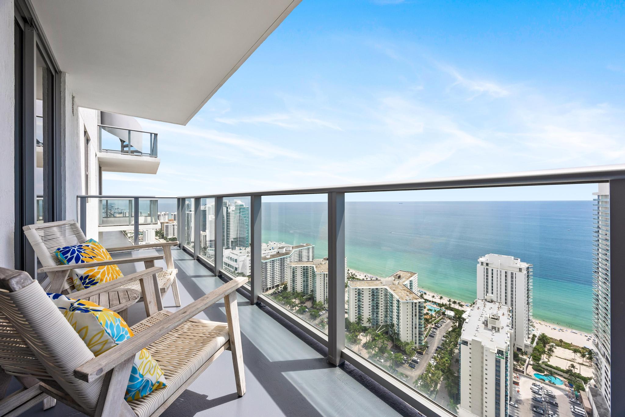 Waterfront Condo Pair With Ocean And City Views - 巴哈馬